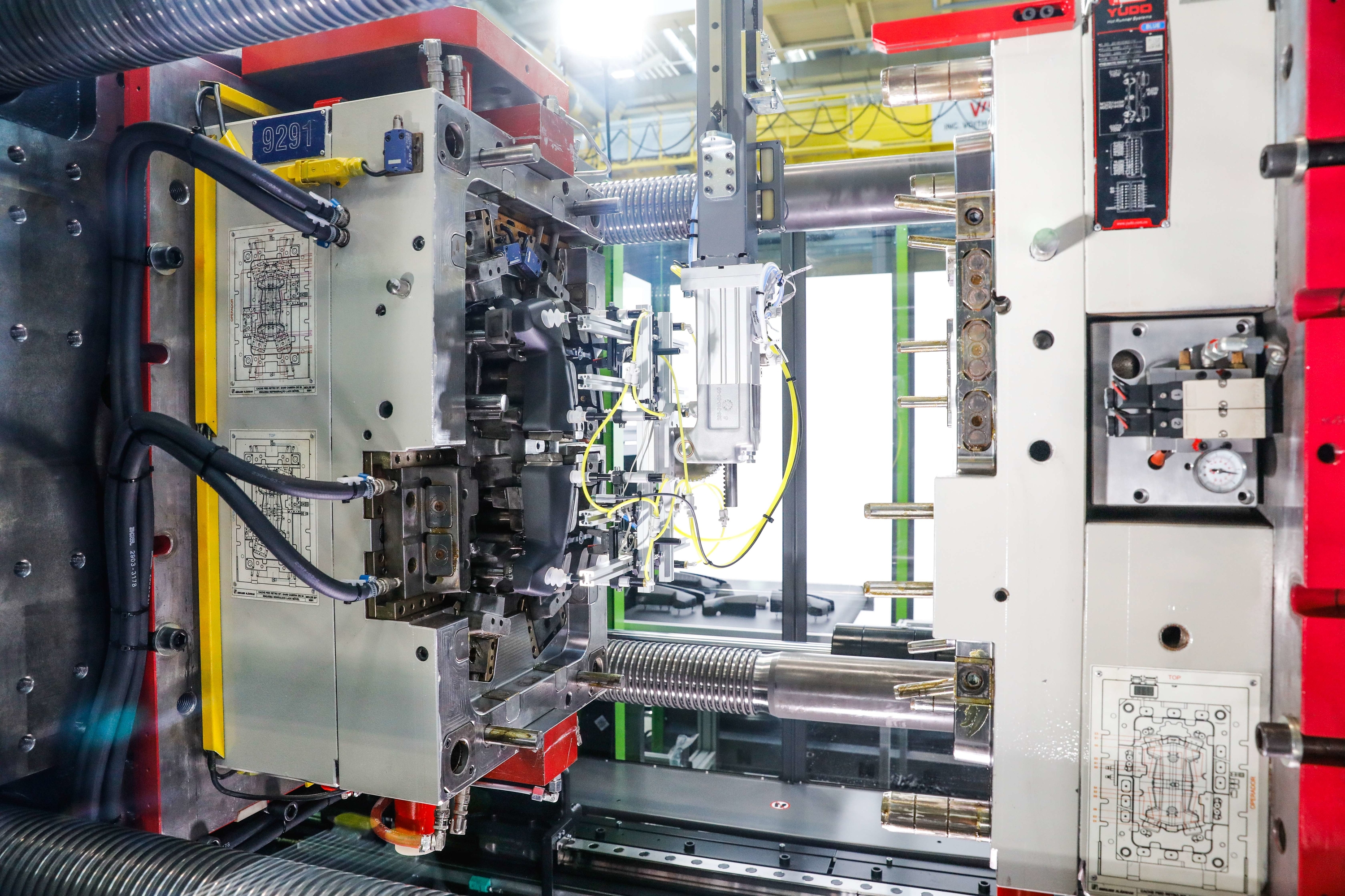 Focus on the essential: close-to-standard solutions with proven ENGEL ...