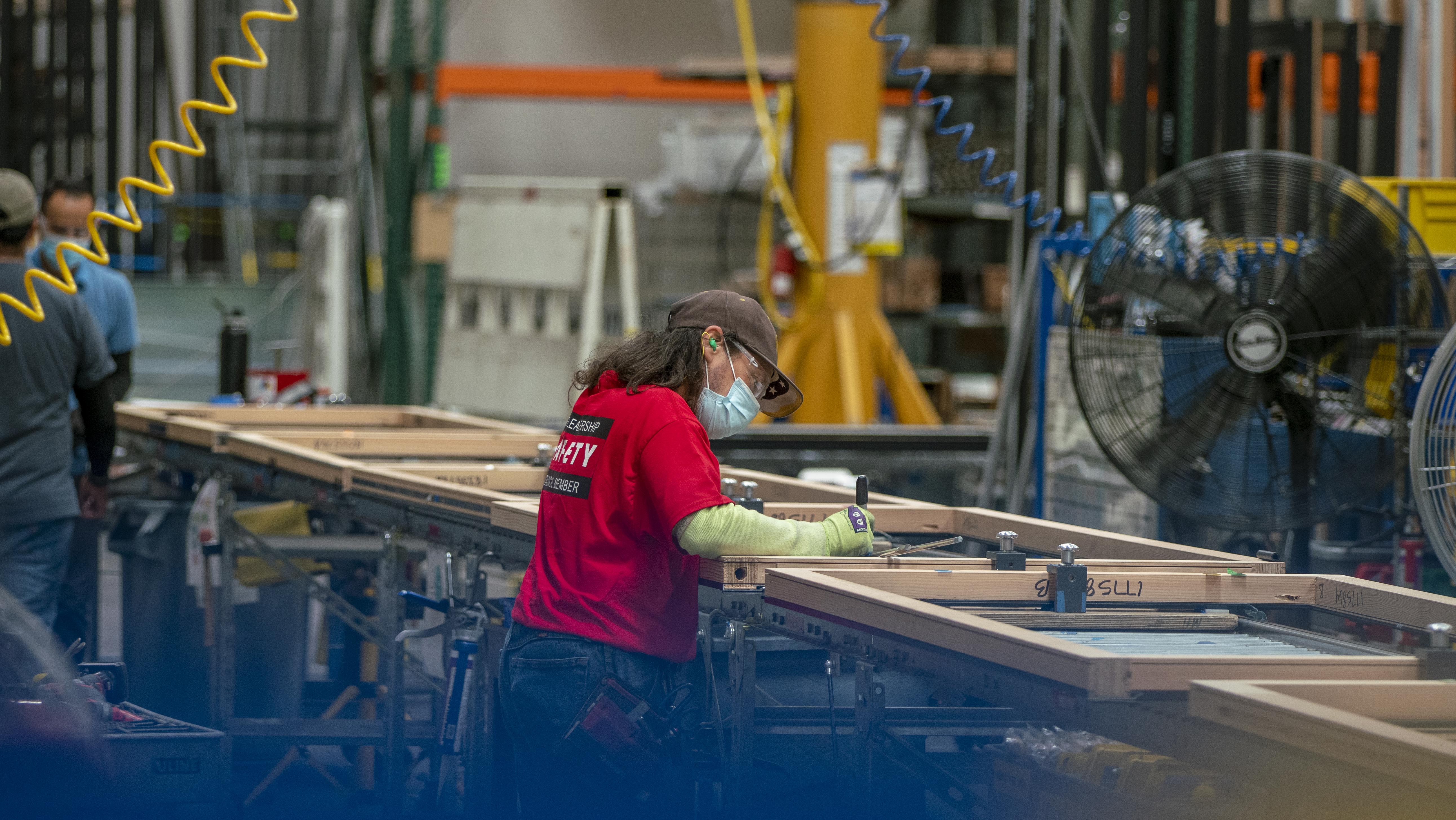 Jeld-Wen invests $8M in vinyl window production | Plastics News