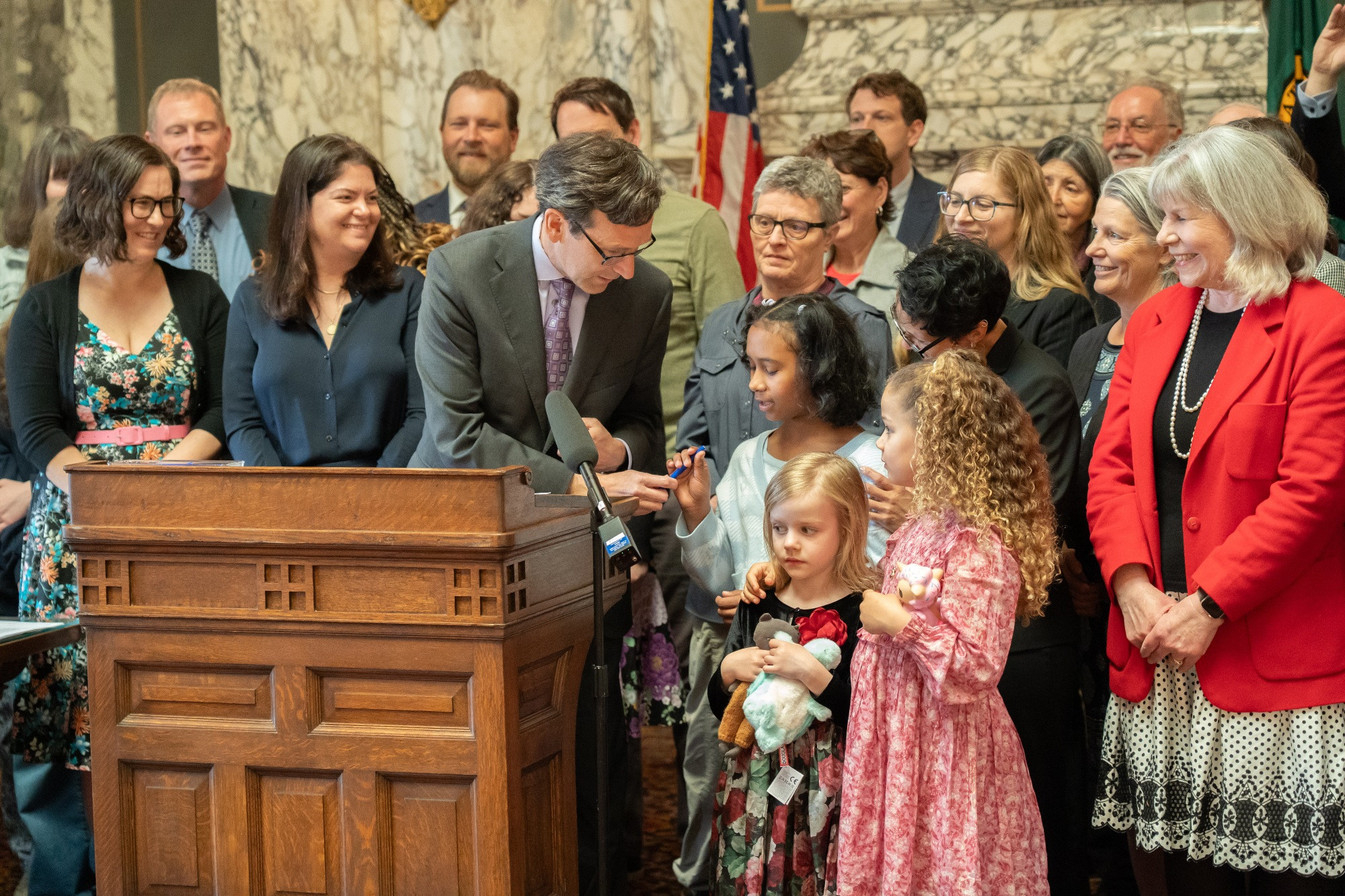 Washington governor signs EPR packaging law | Plastics News