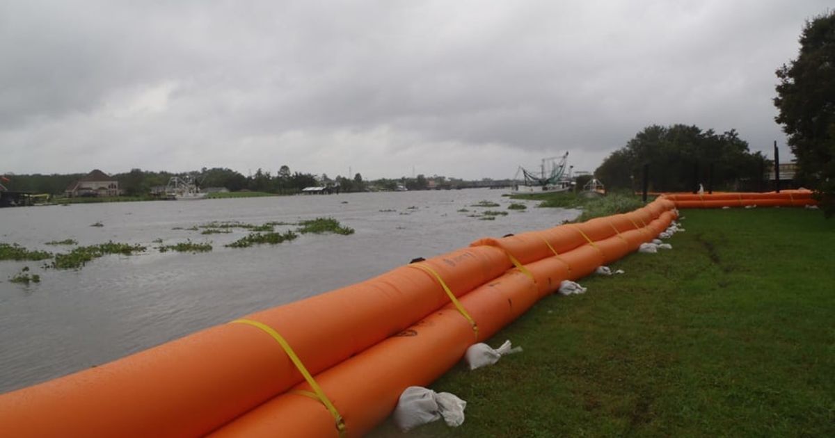 Detroit rolls out flexible dams to fight shoreline flooding | Plastics News