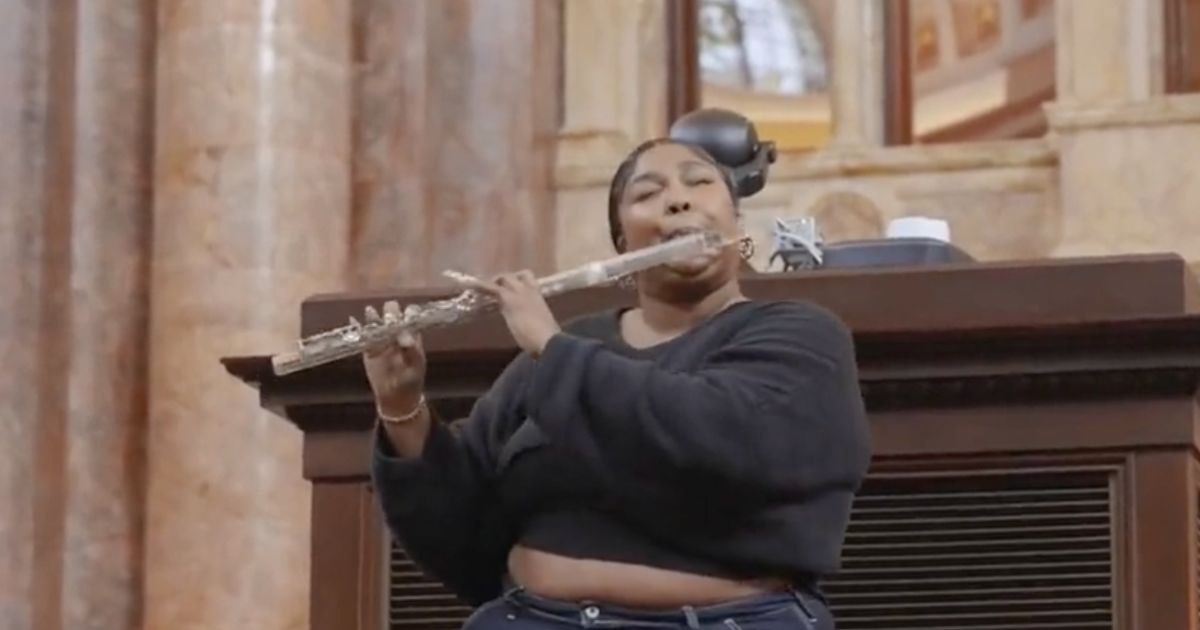 Lizzo played a plexiglass flute, too | Plastics News