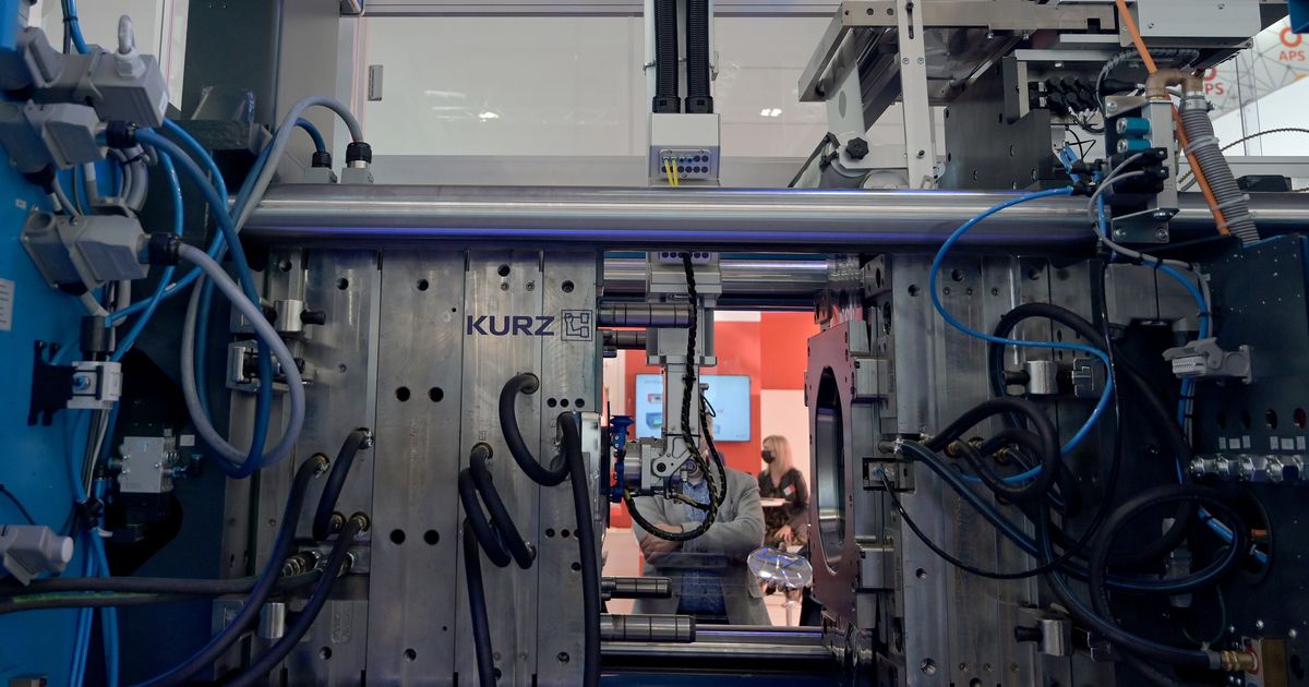 Sumitomo Demag debuts robot series, 'SAM' | Plastics News