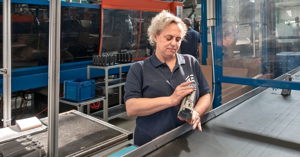 AE Plast Kft. trusts tie-bar-less ENGEL victory combi machines ...